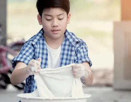 The boy asked his mother, can you stop forcing me to do housework?Mom's ...