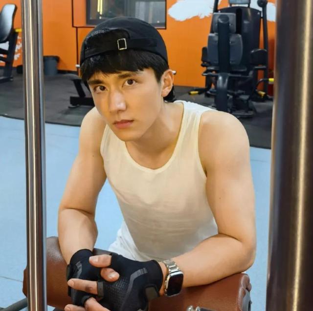 Zhang Xincheng accidentally broke his bone while recording a program. Fans complained that Zhang ...