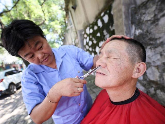 What's the difference between a man whose nose hair is spitting out ...