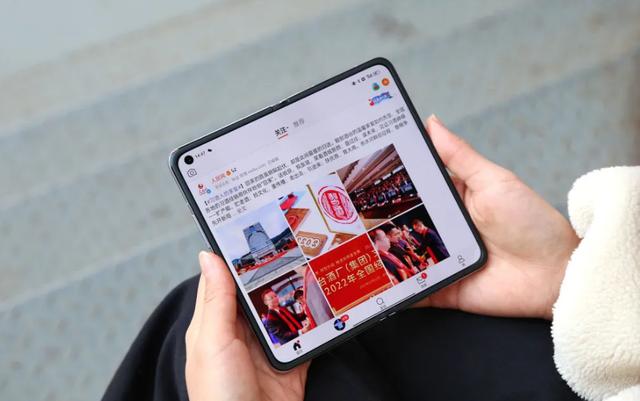 The new form of mobile phone screen, Samsung scroll screen model ...