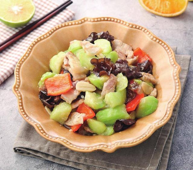 It turns out that the braised loofah with pork belly is more delicious ...