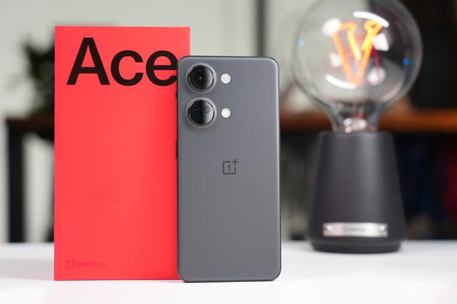 The left-handed iPhone and the right-hand OnePlus Ace2V, the dual ...