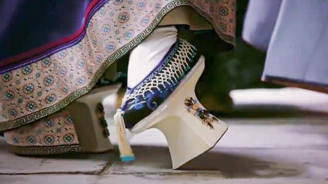 The embroidered shoes of concubines and concubines in the harem are ...