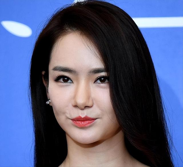 Qi Wei's early photos were exposed, and after watching the beach photos ...