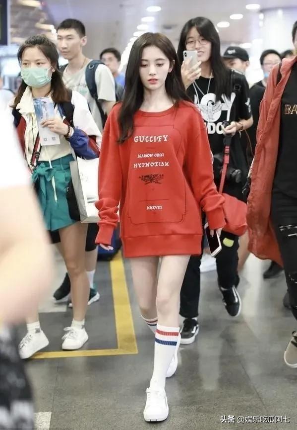 Ju Jingyi's undershirt is missing, but her exposed leg is only 1.5 ...