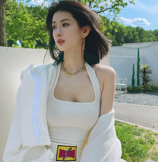 Li Yifeng's fixed girlfriend Guo Ziyu is very well-connected!Almeria's core center Sadiq leaves ...