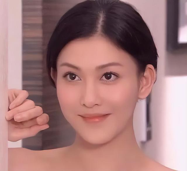 Li Caihua appeared in a street business performance, dressed in a red ...