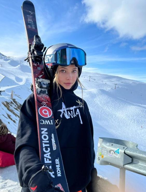 Gu Ailing took a "skiing photo" and showed her youthful vigor in ...