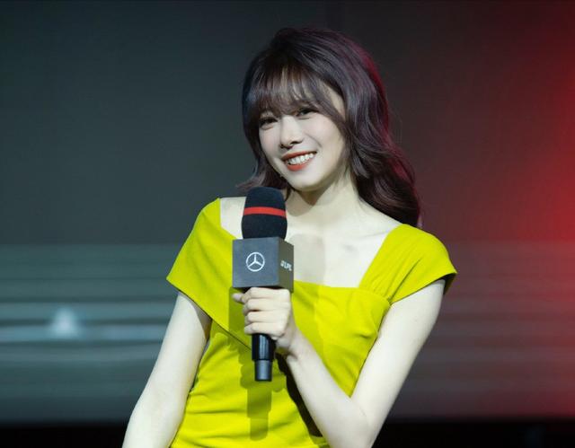 Luo Xin is cute in a green tight skirt, Xiao Yu is beautiful in a red ...