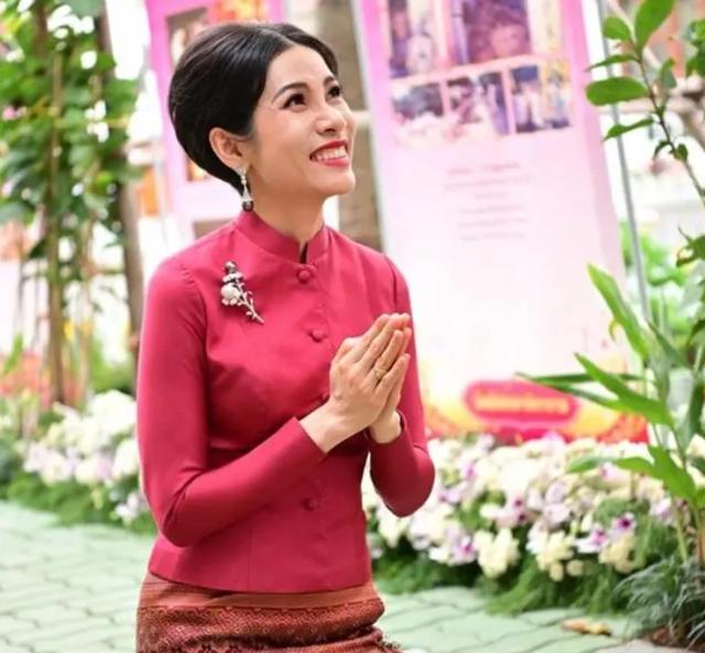 Sinina was also happy and alone, wearing a couple's costume to ...