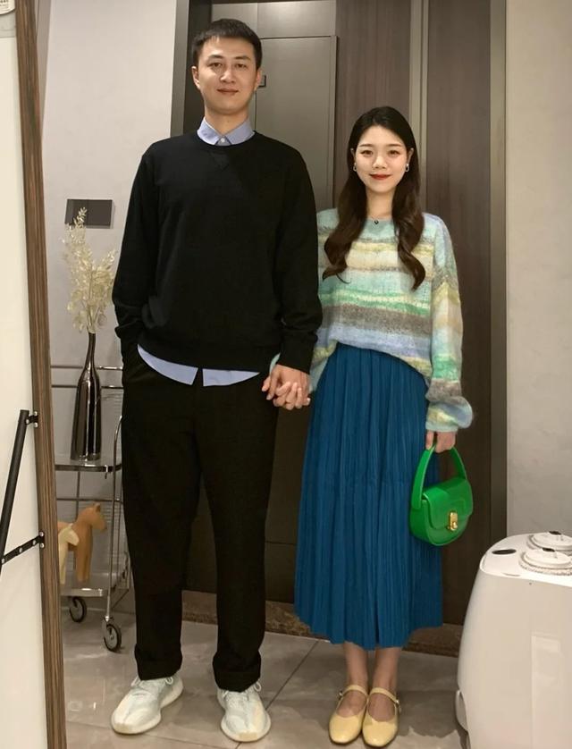 When a 158cm wife and a 180cm husband are in the same frame, dressed up ...