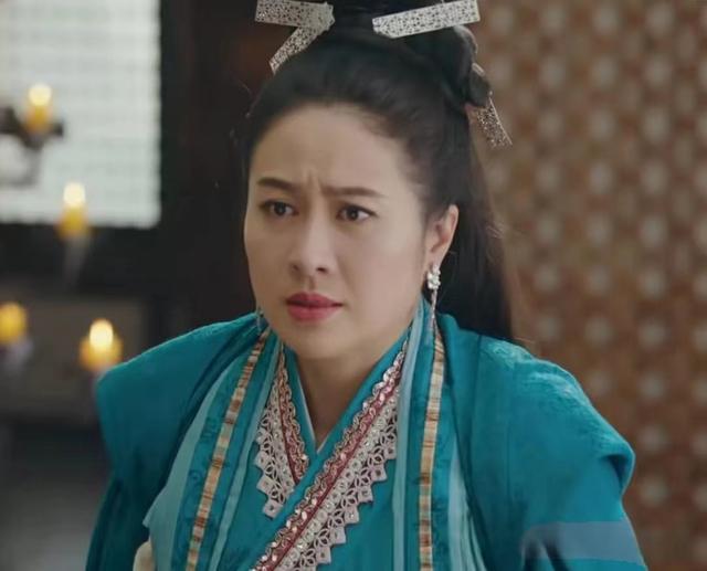 43-year-old Michelle Ye pretends to be too tender, and she falls in love with Ren Zhong in the ...