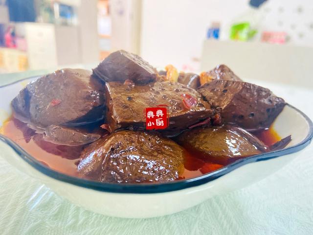 Duck blood is roasted as a hot pot base. It was the first time I used ...