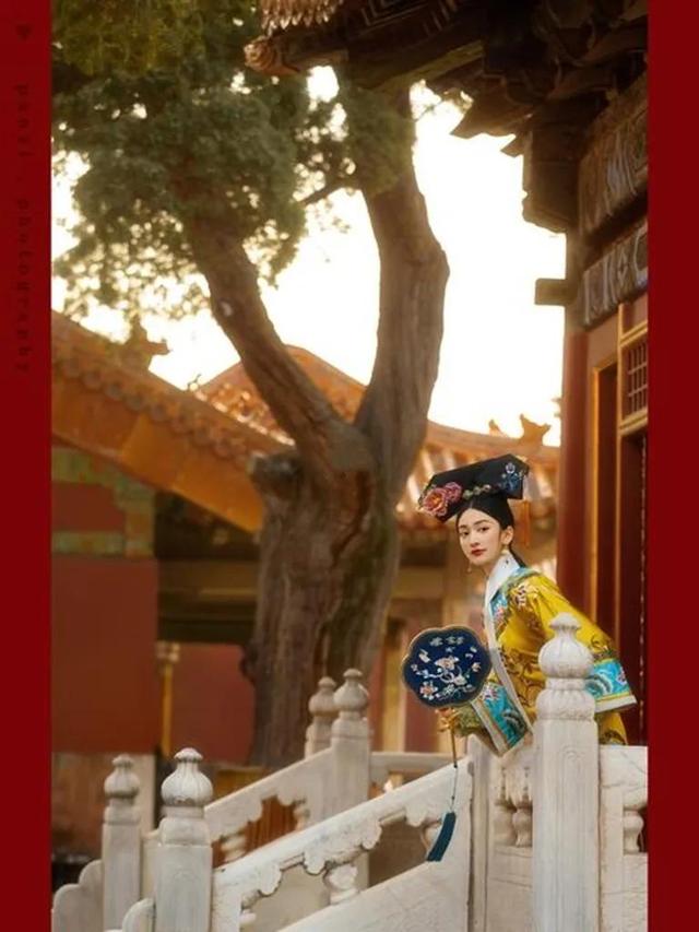 Seven Songs of "Man Tingfang": Under the setting sun, Hezhu, a ferryman ...