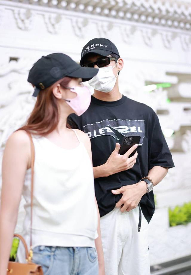Jiang Chao Madina and his wife showed up at the airport. The two wore ...