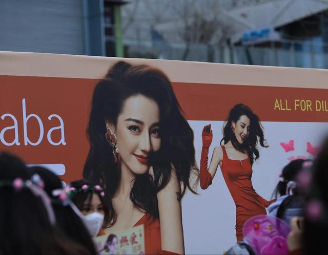 Di Lieba has a lot of male fans! Weibo night support is too awesome ...