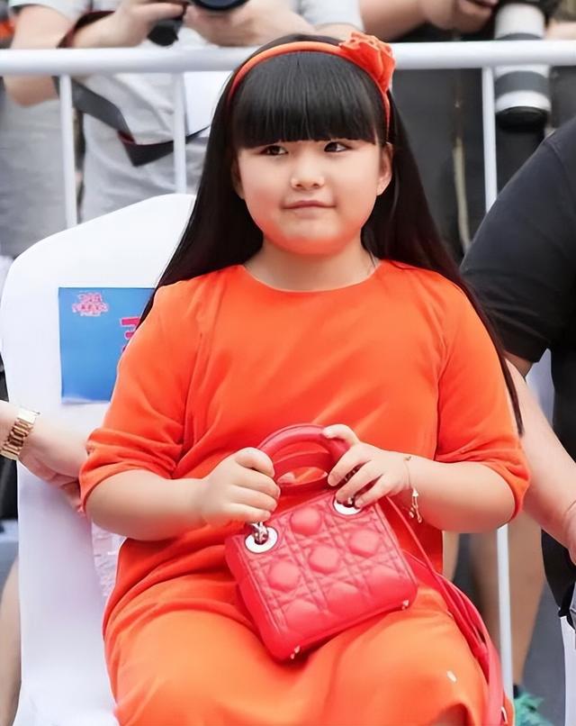 13-year-old Wang Shiling let herself go? Wearing a low-cut dress ...