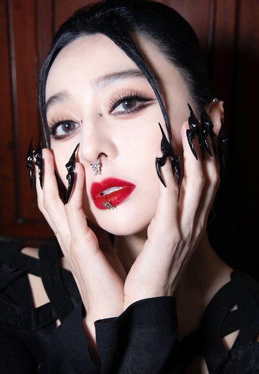 Fan Bingbing "wears 3 rings on her face" hot gothic style! Fans don't ...