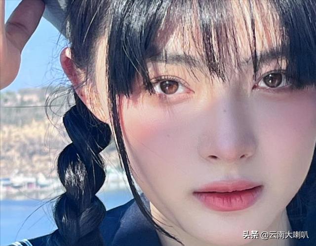 24-year-old Liao Huijia posted photos of Dali's spring outing, a hot girl becomes a sweet girl ...