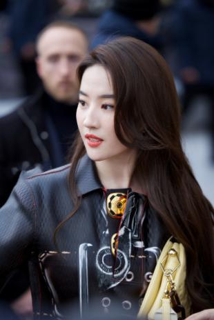 Liu Yifei was photographed without makeup, her skin looks like 19 years ...
