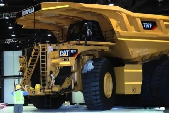 How big is the largest mining truck in the world, Caterpillar 797 ...