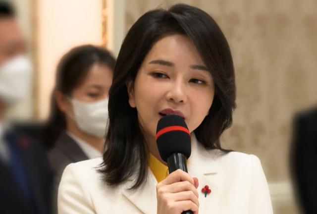 The first lady of South Korea has beautiful facial features, plump and ...