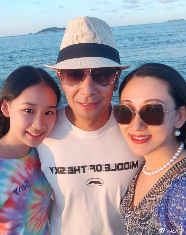 Zhao Wenzhuo posted photos of his family of five going out to play on ...