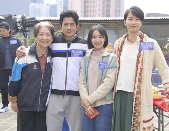 Gigi Leung and Aaron Kwok premiere as husband and wife!The group photo ...