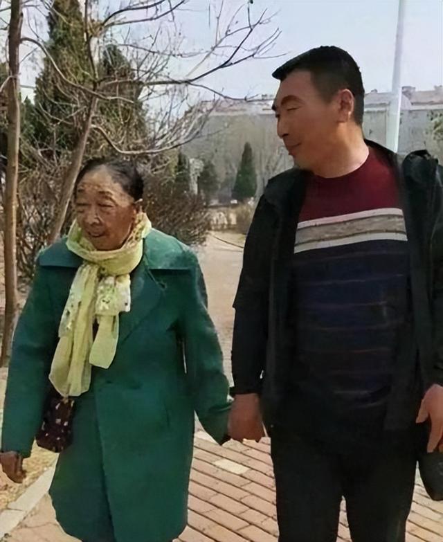 85-year-old Ma Yuqin sings, Li Yucheng praises her voice as sweet as a ...