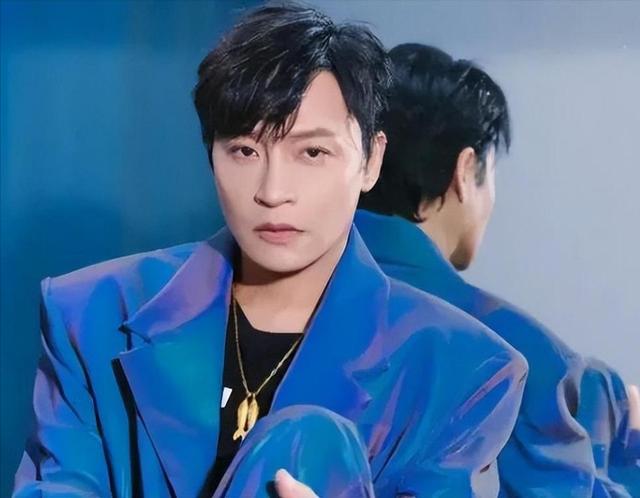 Chen Zhipeng of the Little Tigers sells goods live, the "childhood god" is very thin, and he has ...