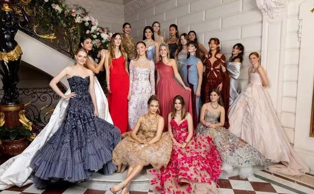 Gu Ailing participated in the Paris ball, took a photo with bare feet ...