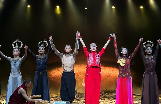 63-year-old Yang Liping had an accident on stage!At the scene, the male ...