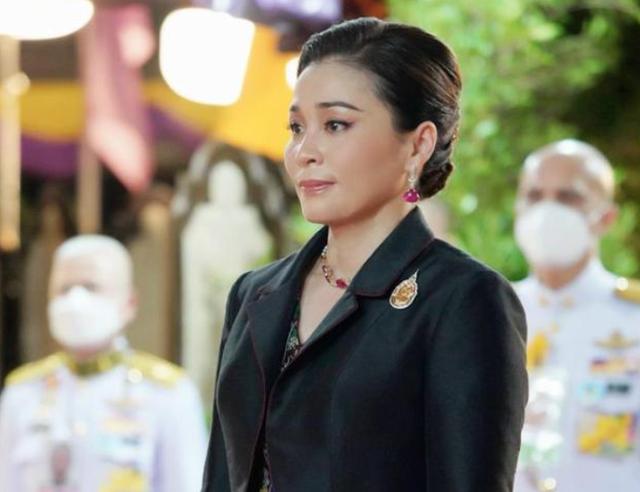 Sutida's "baby fat" is tender and tender, sweetly accompanied by a husband and a wife, dressed ...