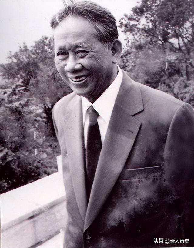 After Le Duan passed away, who took over as Vietnam's "top leader"?A ...