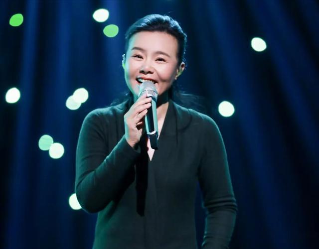 47-year-old Gong Linna dances the women's group dance, with a thick ...