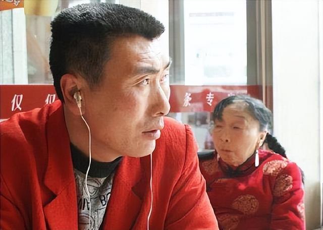 Li Yucheng sent a new love necklace live broadcast, Ma Yuqin cried ...