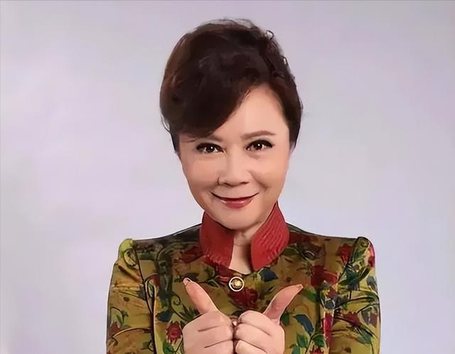 Cai Ming, the queen of sketches: Married to her first love husband for ...