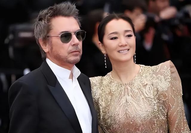 Gong Li and 74-year-old foreign husband watch the show together!Dull ...