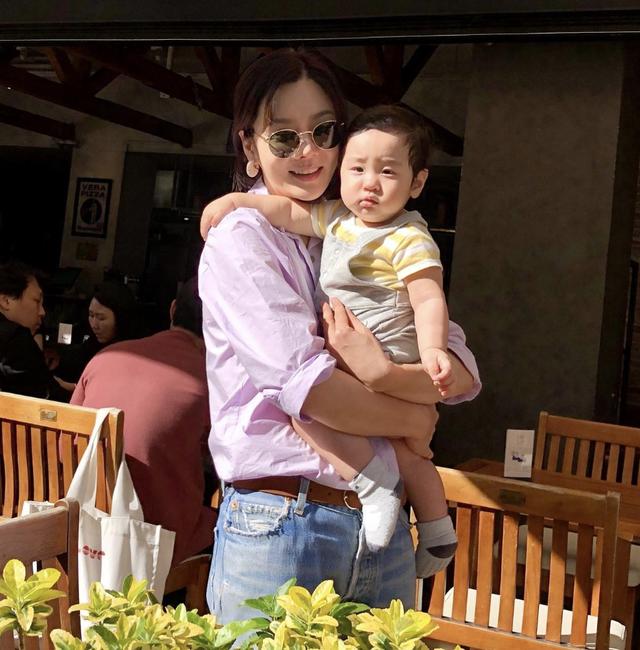 Gao Ziqi's ex-wife, Cai Linhan, showed her son's childhood photos. The baby's limbs are fleshy ...