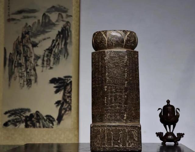 The eight-sided Buddhist scripture column, the Buddha statue all over ...