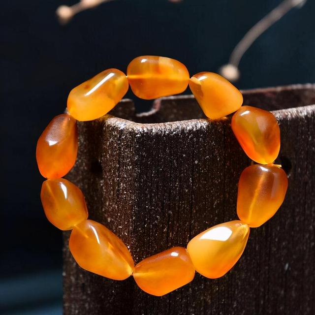 More and more people like to wear amber beeswax, which one is more ...