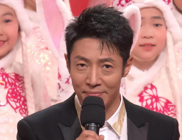 A netizen posted a photo with Sa Beining: Going back to Hubei for the ...