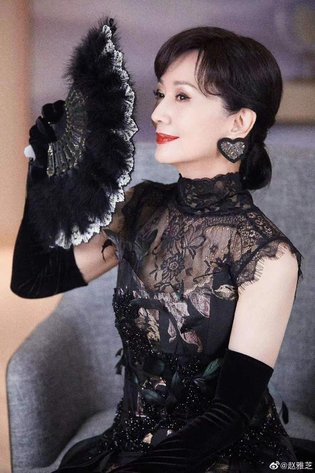 Zhao Yazhi takes beautiful photos, wearing a black tail dress, young ...