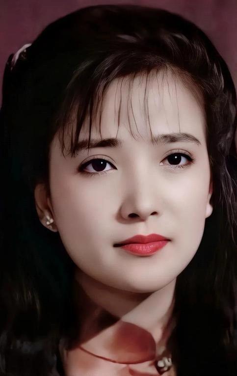 She desperately married Xu Yajun, a three-married man, but divorced when her son was 2 years old ...