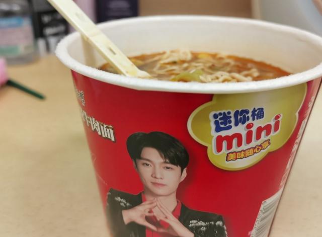 The first bowl of Master Kong instant noodles in winter, warm this ...