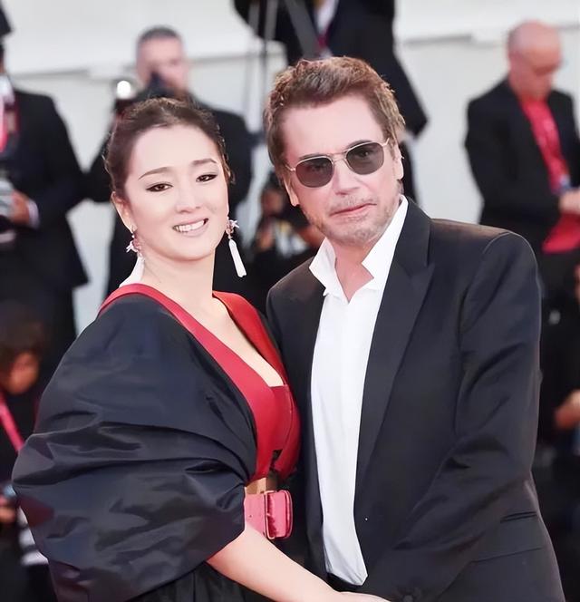 Gong Li, married with righteousness and confidence, lived a chic and ...