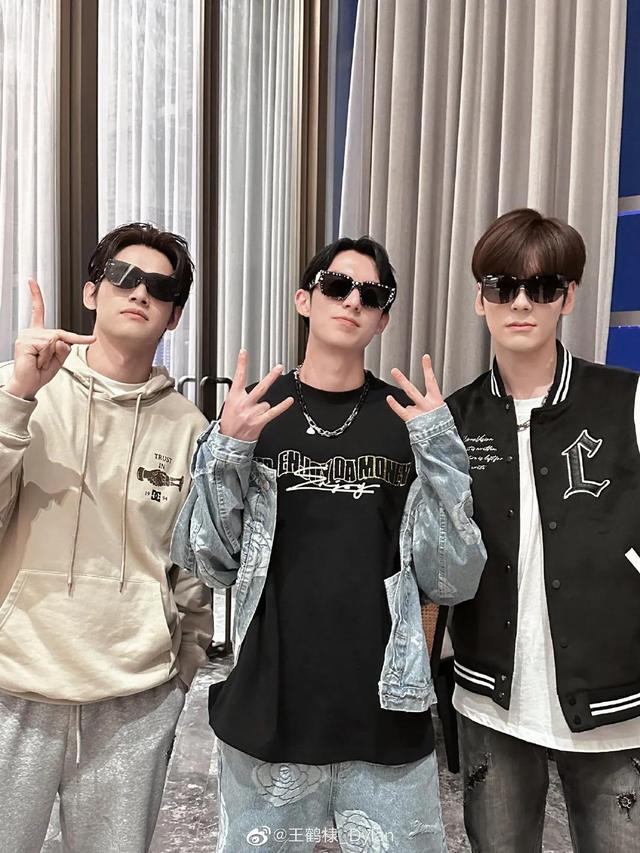 Wang Hedi posted a photo of the finale with love, Shi Yan and Zheng ...