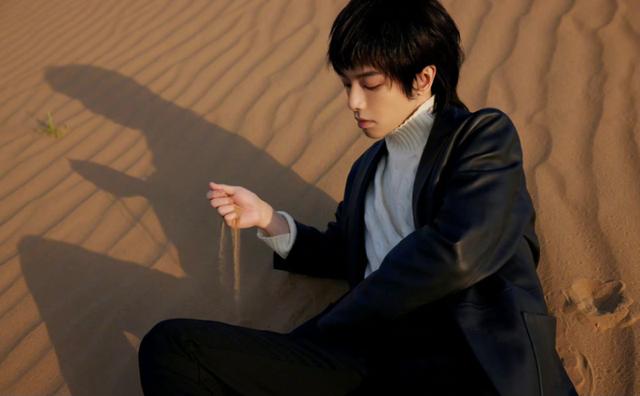 A male domestic entertainment singer with a high-pitched voice straight ...