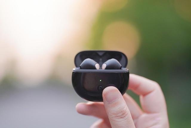 The world's first Hi-Res certified semi-in-ear headphones, Air3 Deluxe ...