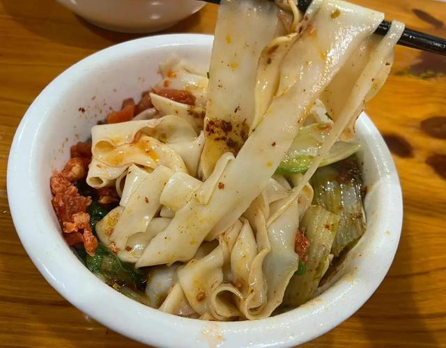 A big bowl of three-in-one oil-splashed noodles is really fragrant and ...